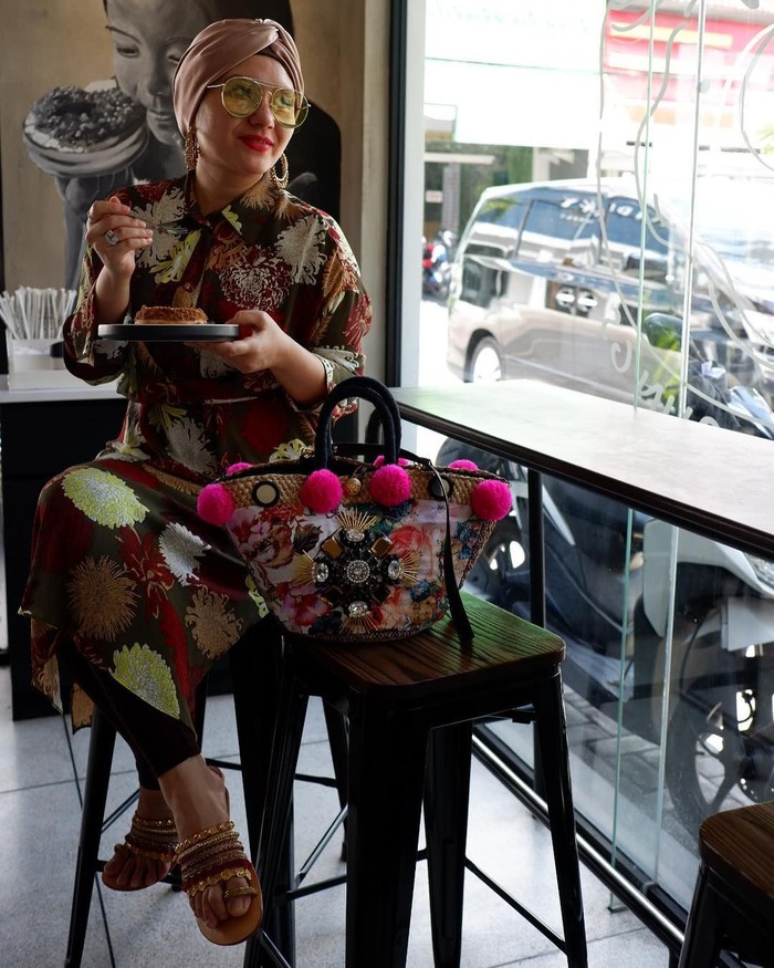 Serunya Viona Rosalina Saat Makan Bareng Keluarga hingga Geng Kepompong