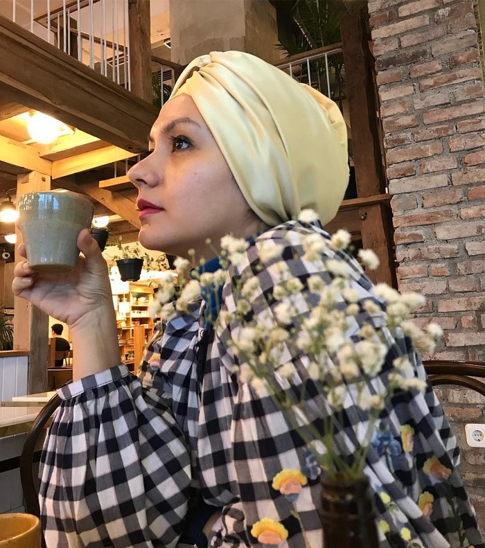 Serunya Viona Rosalina Saat Makan Bareng Keluarga hingga Geng Kepompong
