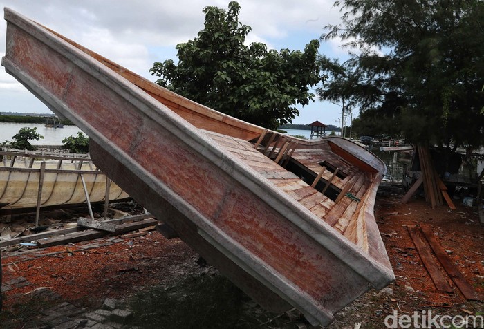 Mengintip Pembuatan Perahu di Pulau Harapan