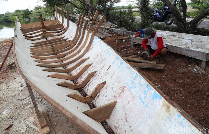 Mengintip Pembuatan Perahu di Pulau Harapan