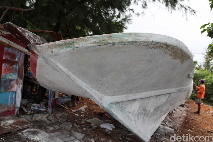 Mengintip Pembuatan Perahu di Pulau Harapan