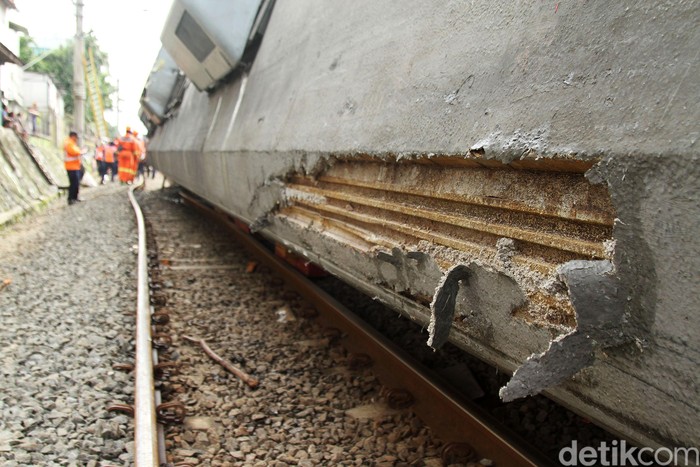 Melihat Kerusakan KRL Anjlok di Bogor Hingga ke Ruang Masinis