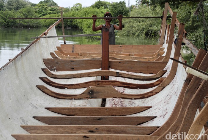 Mengintip Pembuatan Perahu di Pulau Harapan