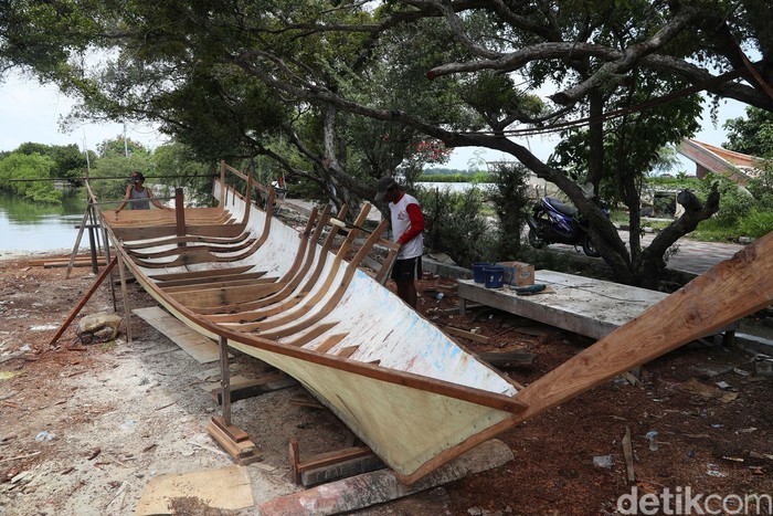 Mengintip Pembuatan Perahu di Pulau Harapan