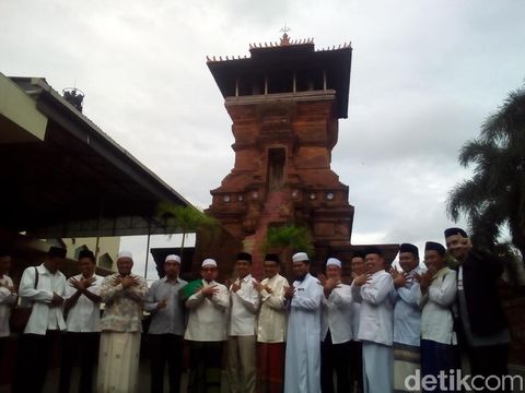Salam 2 Jari Salim Segaf di Kompleks Menara Kudus Diprotes Pengurus