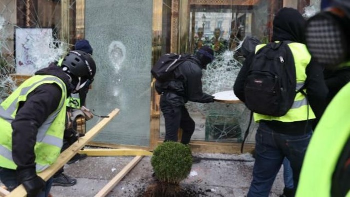 Potret Demo Rompi Kuning yang Disinggung Gibran Saat Debat Pilpres 2024