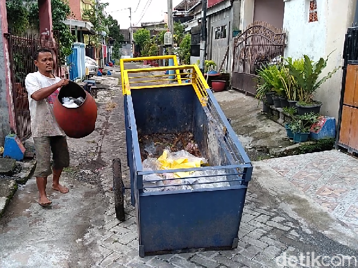 Sulitnya Tukang Sampah di Malang Nyaleg, Tak Ada Uang Hingga Ngutang Sulitnya Tukang Sampah di Malang Nyaleg, Tak Ada Uang Hingga Ngutang