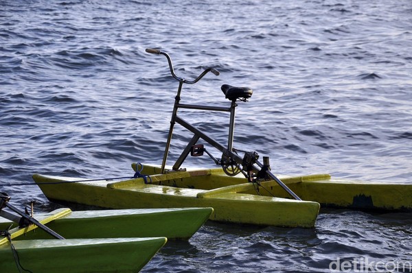 Foto: Ide Liburan Akhir Pekan, Main Sepeda Air di Polewali Mandar