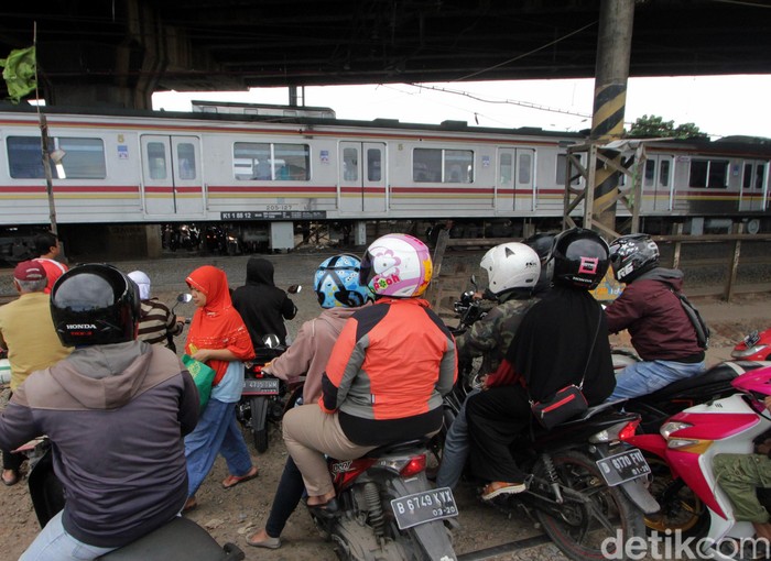 Hati-hati! Masih Ada Jalur Perlintasan KA Tak Berpalang di Kranji Hati-hati! Masih Ada Jalur Perlintasan KA Tak Berpalang di Kranji