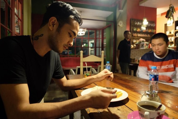 Pesona Tampan Marthino Lio, Aktor Mirip Ario Bayu Saat Kulineran