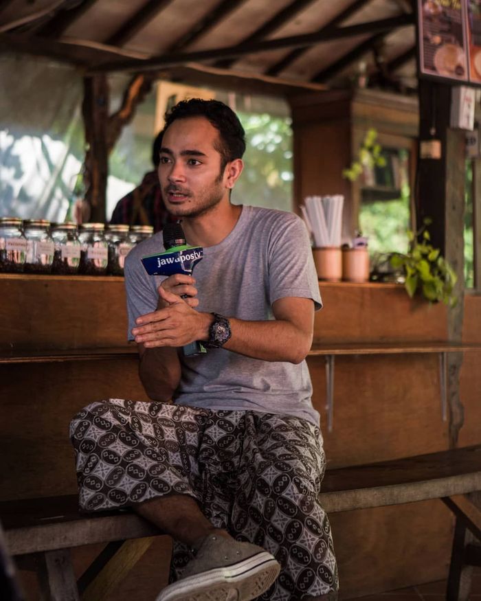 Pesona Tampan Marthino Lio, Aktor Mirip Ario Bayu Saat Kulineran