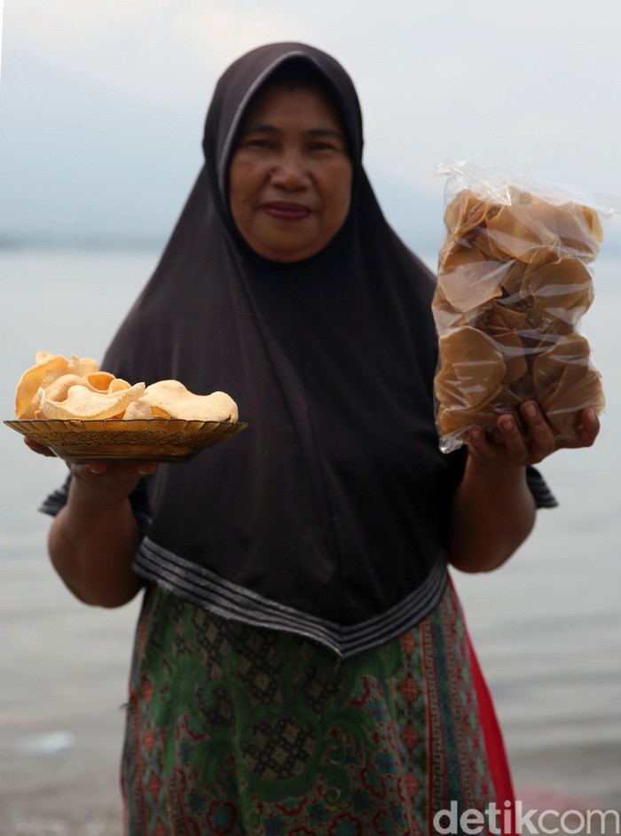 Mengintip Proses Pembuatan Kerupuk Kamplang yang Mendunia