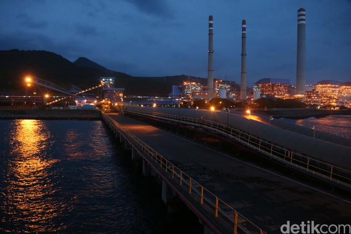 Wow! Gemerlapnya PLTU Paiton di Malam Hari
