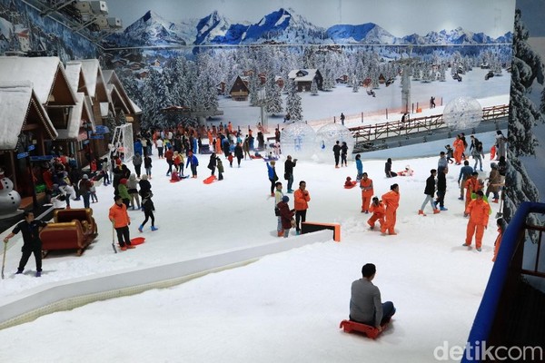 Foto Seru Main Salju di Trans Snow World Juanda Bekasi