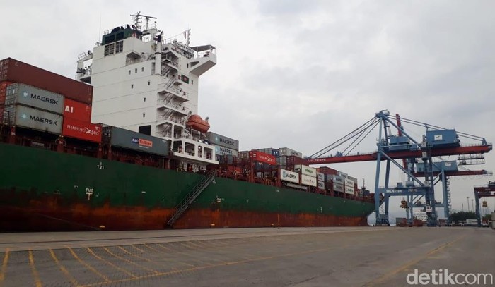 Kapal 'Raksasa' Pengangkut Produk Ekspor dari Sumatera