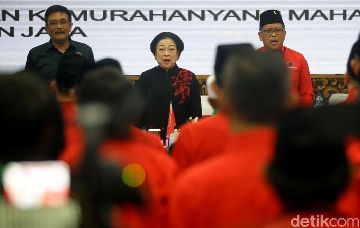 Megawati Salam Metal Usai Kukuhkan Kader Baru PDIP