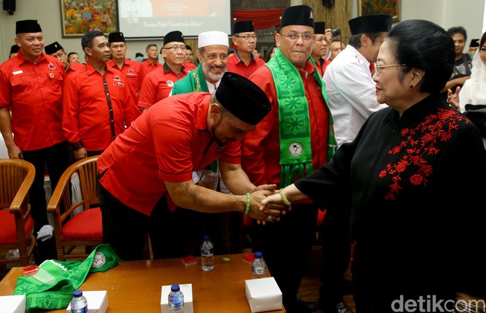 Megawati Salam Metal Usai Kukuhkan Kader Baru PDIP