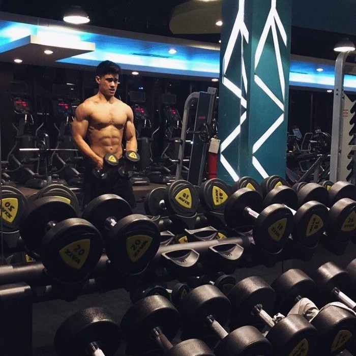 Angkat Beban Sejak Umur 13 Tahun, Begini Jadinya Badan Seksi Enrique Dustin