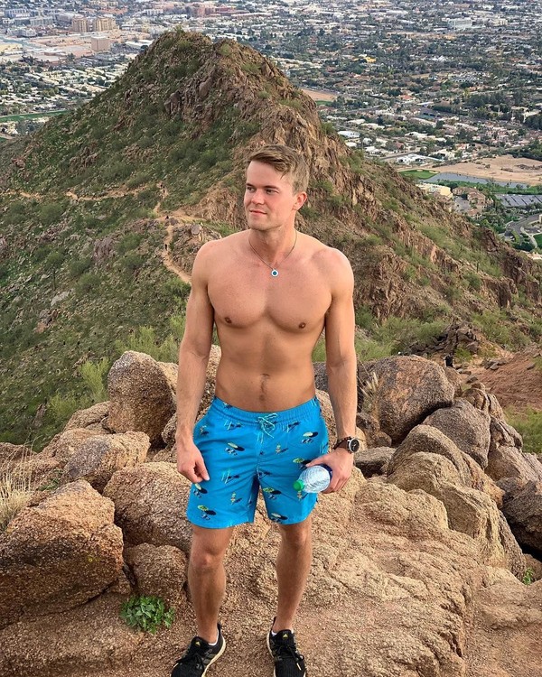 Foto: Gaya Liburan Perawat Ganteng, Jake Grez