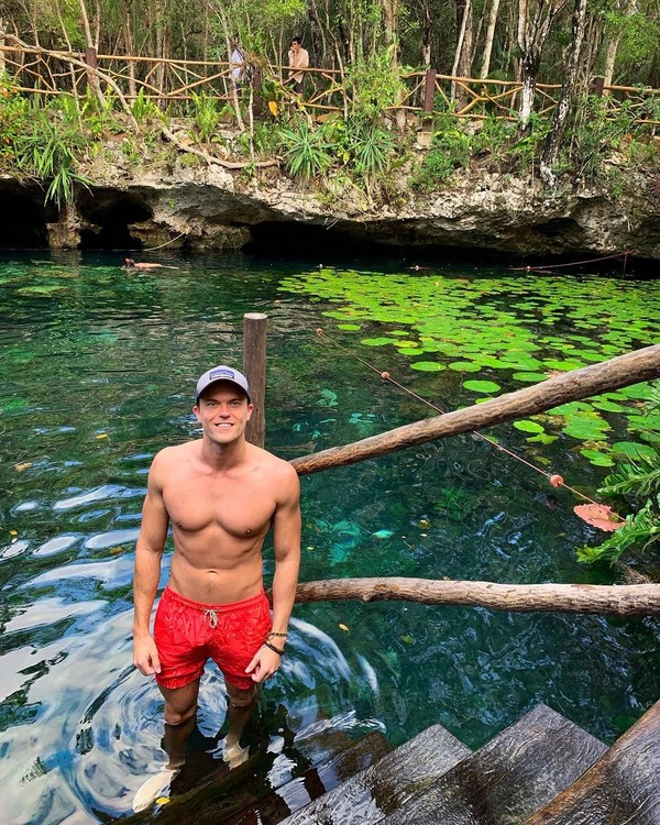 Foto: Gaya Liburan Perawat Ganteng, Jake Grez