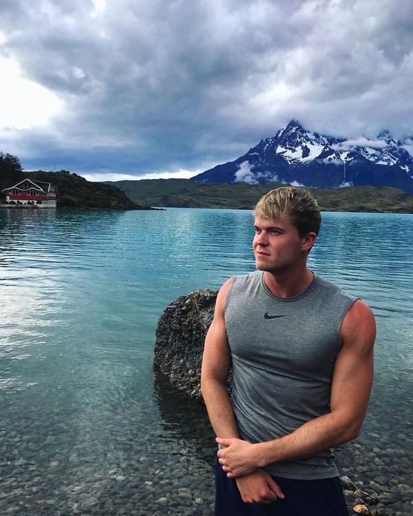 Foto: Gaya Liburan Perawat Ganteng, Jake Grez