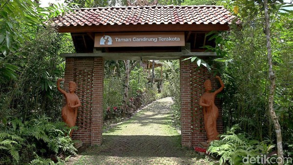 Potret Eksotis Ratusan Patung Penari Gandrung Banyuwangi