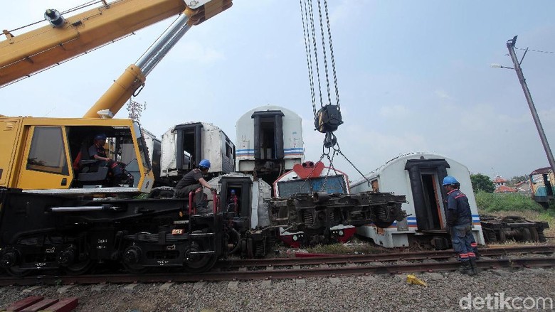 Melihat 'Kuburan' Kereta Api di Purwakarta Melihat 'Kuburan' Kereta Api di Purwakarta