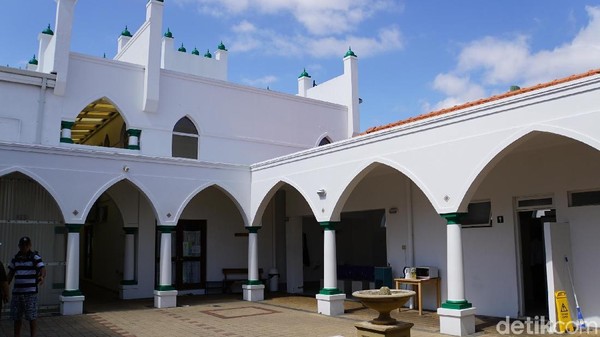 Foto Masjid Perth dan Makanan Halal