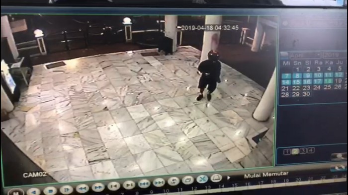 Detik-detik Pria Misterius Gambar Kemaluan di Masjid Cilandak Terekam CCTV Detik-detik Pria Misterius Gambar Kemaluan di Masjid Cilandak Terekam CCTV