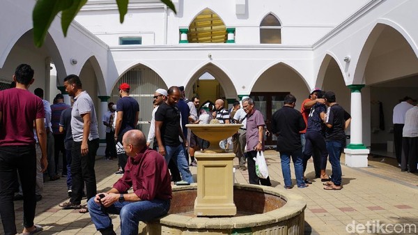 Foto Masjid Perth dan Makanan Halal