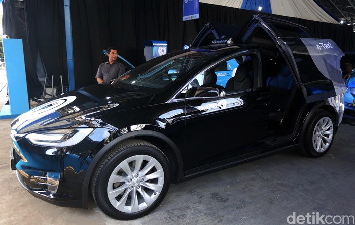 Melihat Tesla X 75D, Taksi Mewah Silverbird