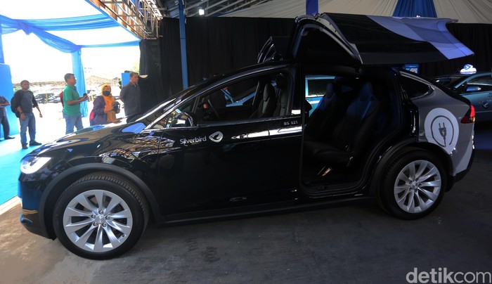 Melihat Tesla X 75D, Taksi Mewah Silverbird