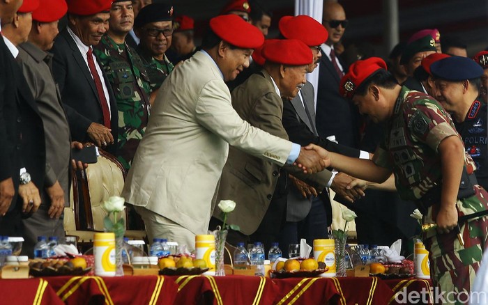 Prabowo Berbaret Merah Di Hut Kopassus