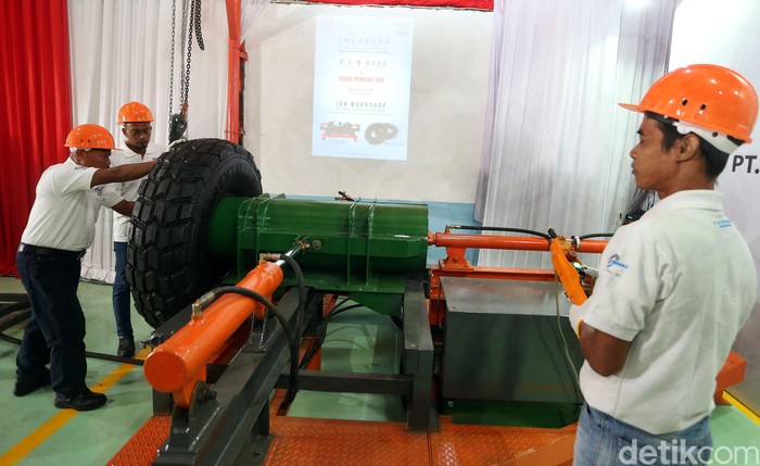 Keren! Ini Mesin Pemasang Ban Tank Karya Anak Bangsa