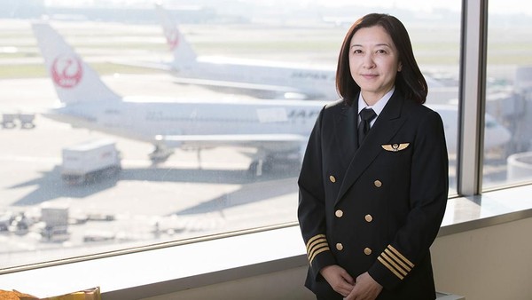 Foto: Ari Fuji, Pilot Penerbangan Komersil Wanita Pertama di Jepang