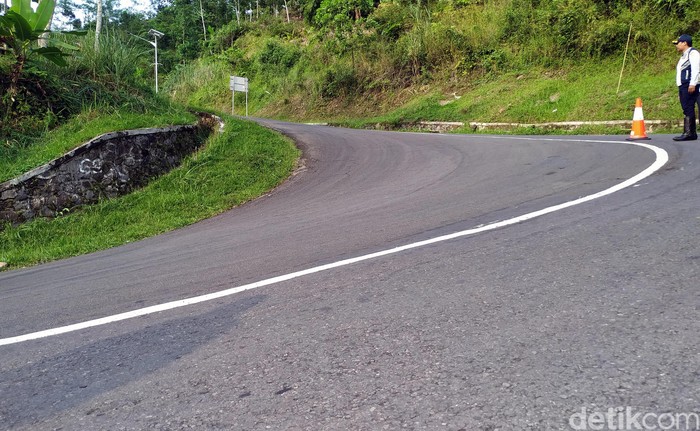 Potret Tanjakan 'Maut' Cikidang Sukabumi yang Minim Rambu-rambu
