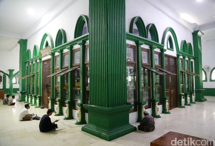 Melihat Aktivitas Ziarah di Makam Mbah Priok Saat Ramadhan