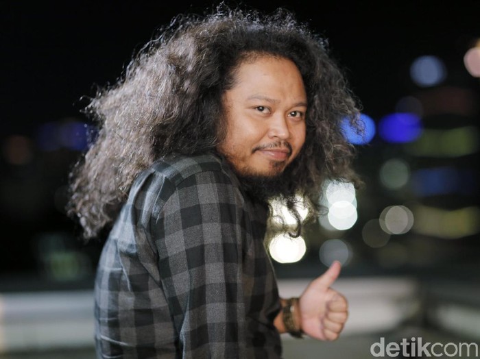 Is Pusakata Bermusik Lagi Bareng Payung Teduh, Kini Jadi Parade Hujan Is Pusakata Bermusik Lagi Bareng Payung Teduh, Kini Jadi Parade Hujan