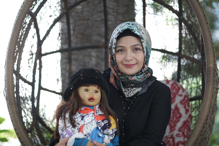 Potret Ria Enes yang Masih Setia dengan Boneka Susan