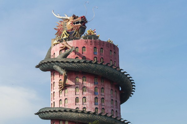 Foto: Vihara Merah Muda yang Dililit Naga di Thailand
