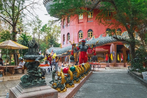 Foto: Vihara Merah Muda yang Dililit Naga di Thailand