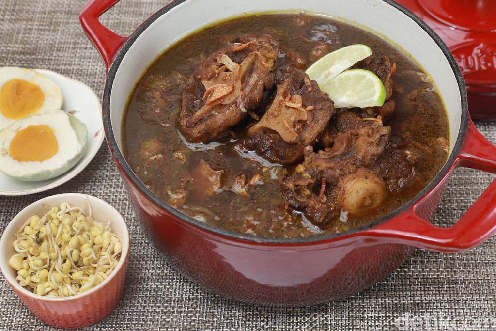 Menu Harian Ramadhan ke-25 : Uenak! Rawon Buntut Spesial untuk Makan Malam Menu Harian Ramadhan ke-25 : Uenak! Rawon Buntut Spesial untuk Makan Malam