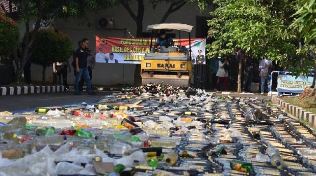 Polres Bogor Musnahkan Ribuan Botol Miras dan Petasan Jelang Idul Fitri Polres Bogor Musnahkan Ribuan Botol Miras dan Petasan Jelang Idul Fitri