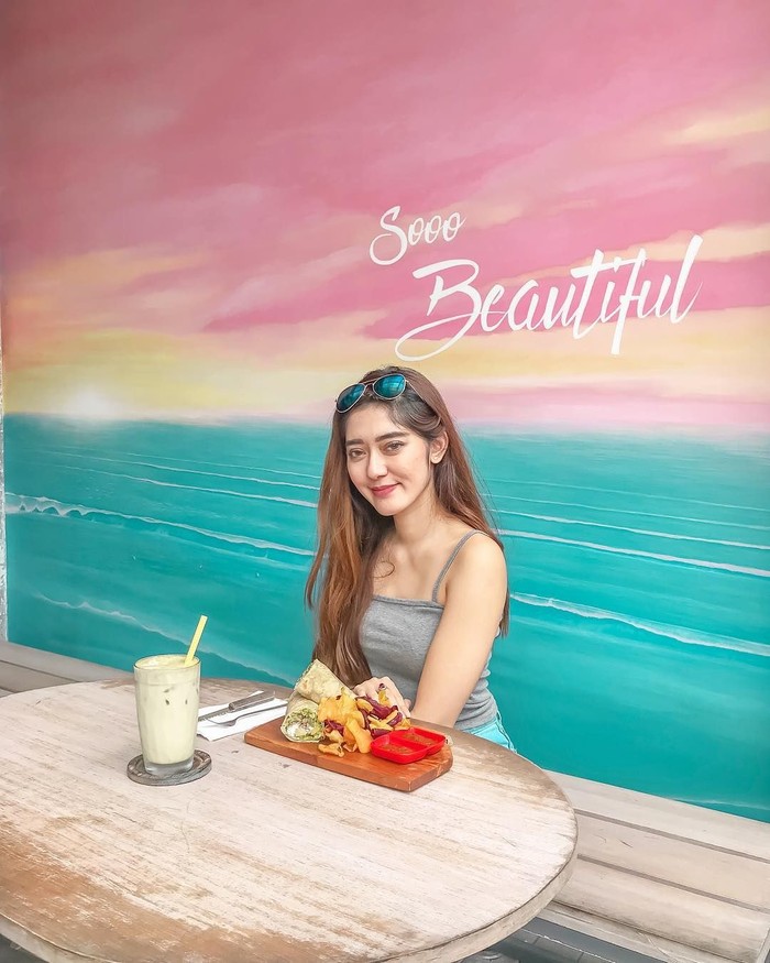 Manis Banget! Ini Gaya Kulineran Aktris Berdarah Arab, Keira Shabira