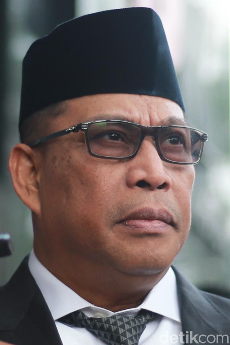 Panjang Urusan Murad Ismail di PDIP Usai Istri Pindah ke Partai Lain Panjang Urusan Murad Ismail di PDIP Usai Istri Pindah ke Partai Lain
