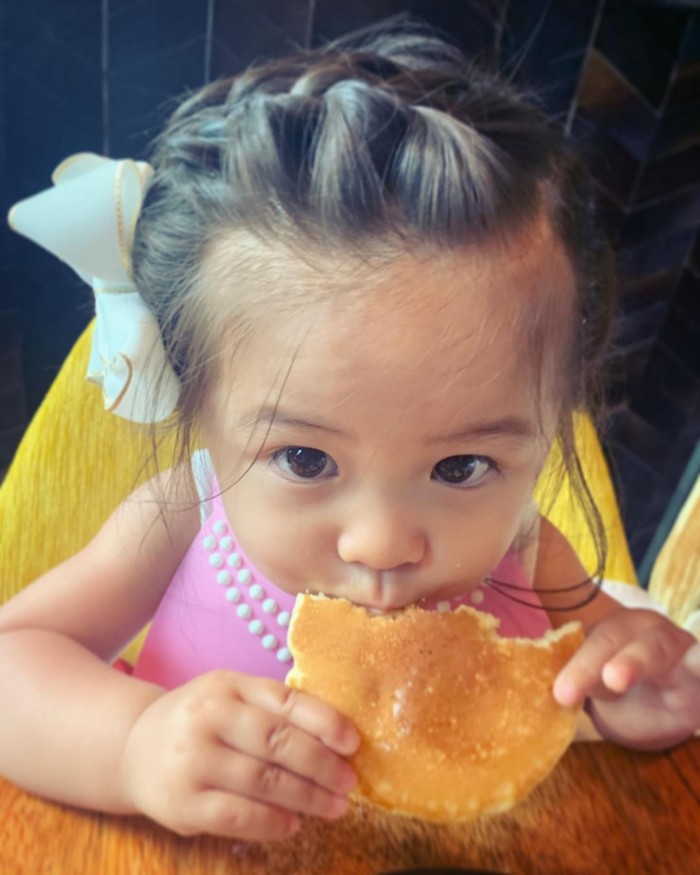 Gemasnya! Gaya Makan Baby Chanco, Bayi yang Viral karena Rambut Super Tebal