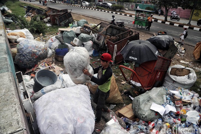 Kisah Pengepul Barang Bekas yang Bikin Resah Warga