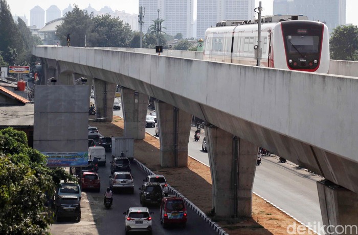 Potret Senangnya Warga Jajal LRT Jakarta