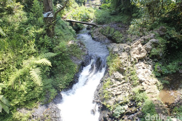 Foto: Basah-basahan di Curug Tilu Leuwi Opat Bandung
