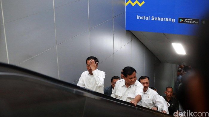 Jokowi-Prabowo Satu Tangga di Escalator Stasiun MRT Senayan